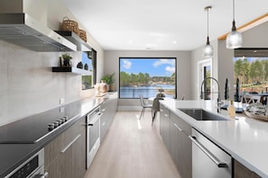 Casa, várias camas (Salience Path w/Heated Pool & Game Ro) | Cozinha privada | Um forno