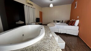 Apartamento Superior | Roupa de alta qualidade, minibar, Wi-fi grátis