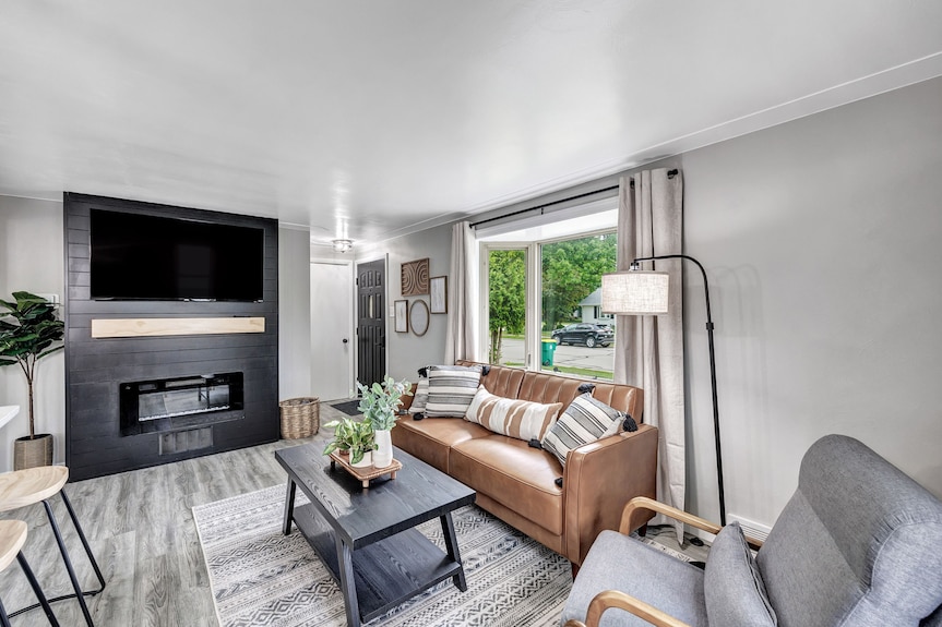 Cozy Home Steps From Lambeau Field: Charming Retreat In The Heart Of Green Bay - Wisconsin