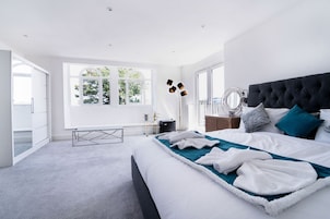 Quarto Duplo Familiar | Cofre no quarto, secretária, cortinas/cortinados opacos