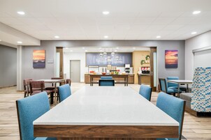 Café da manhã com buffet grátis todos os dias