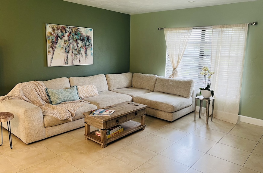 Tropical Resort Style Backyard, Private And Only A 7 Minute Drive To The Beach! - Marco Island, FL