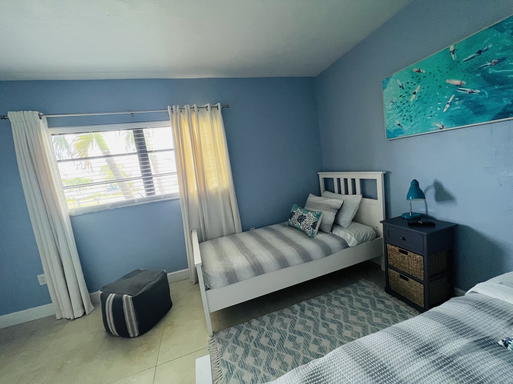 Tropical Resort Style Backyard, Private And Only A 7 Minute Drive To The Beach! - Marco Island, FL
