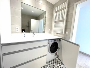 Um secador de cabelo, toalhas fornecidas 