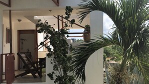 Um edifício de dois andares com uma escadaria que dá acesso ao andar superior.