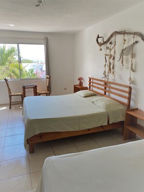 Quarto casal econômico, 2 camas Queen, para não fumantes, vista para o oceano | Individualmente decorados, Wi-Fi de cortesia