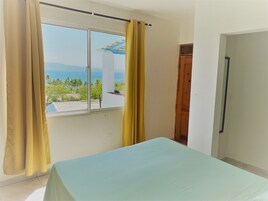 Quarto casal, 2 camas Queen, para não fumantes, vista para o oceano | Individualmente decorados, Wi-Fi de cortesia