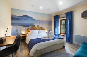 Cofre no quarto, com decoração personalizada 