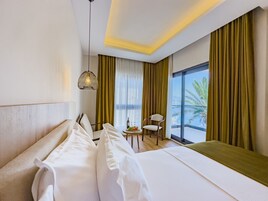 Quarto Deluxe | Roupa de alta qualidade, minibar, cofre no quarto 