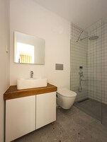 Bungalow Standard | Casa de banho | Um polibã, um chuveiro fixo, artigos de higiene pessoal grátis