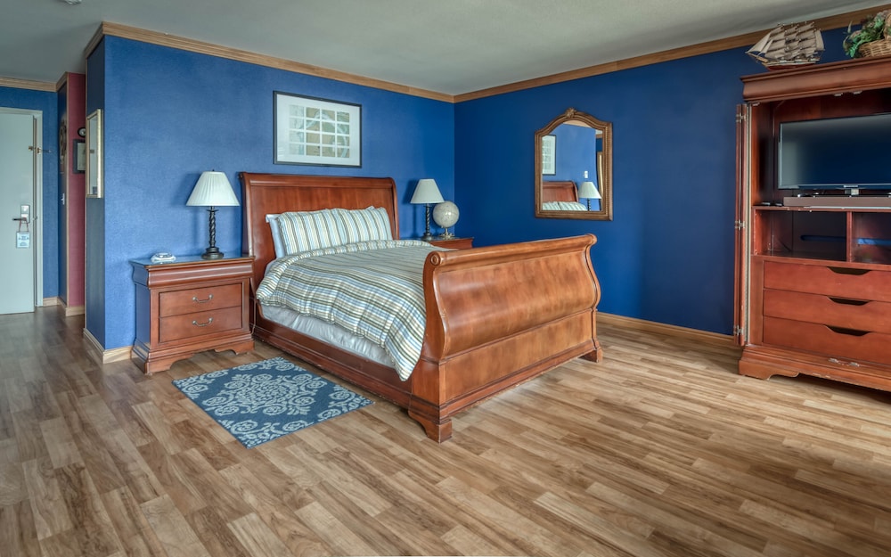 Charming Studio With Kitchenette Has Bayfront Deck Overlooking Newport’s Harbor! - Newport, OR