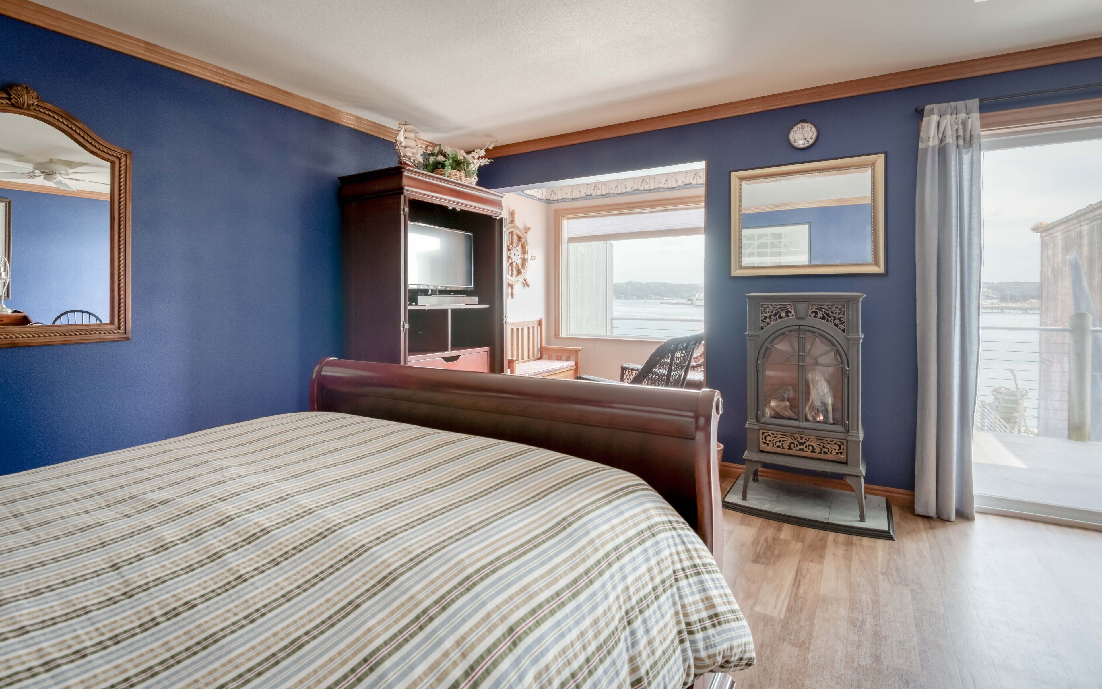 Charming Studio With Kitchenette Has Bayfront Deck Overlooking Newports Harbor! - Newport, OR