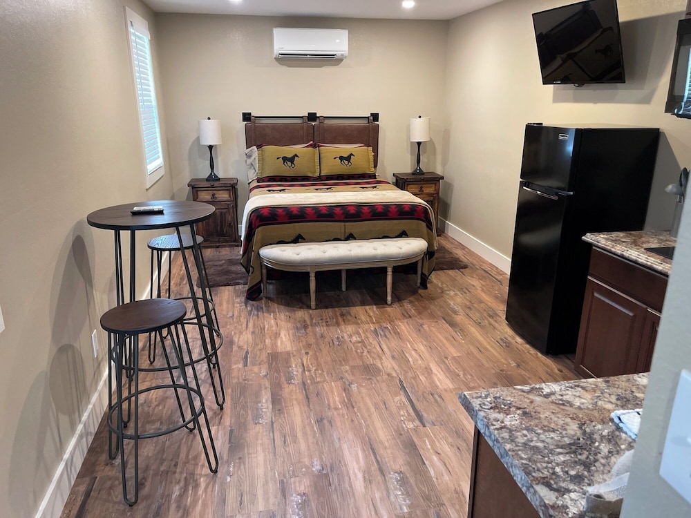 Cozy Suite In New Duplex Located In Downtown Bandera - 班德拉