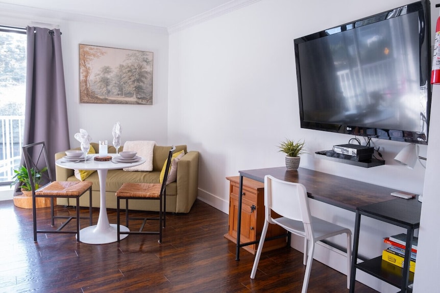 Wanderlust | Studio Suite With Private Patio - British Columbia