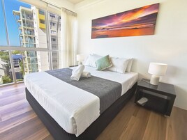 Apartamento Premier, 3 quartos, não fumadores, Vista para a cidade | Cortinas/cortinados opacos, ferro/tábua de engomar, berço de viagem