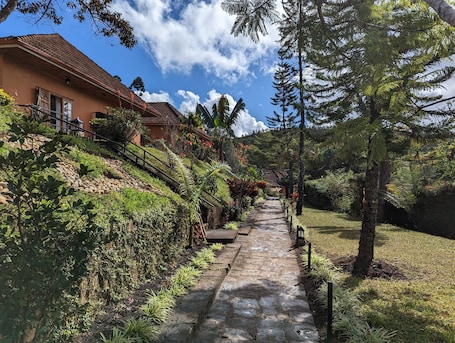 Jardim. Andasibe Cyperus Hotel