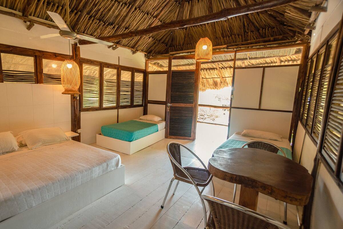 Quarto quádruplo superior, sacada, vista para a praia | 1 quarto, Wi-Fi de cortesia, roupa de cama