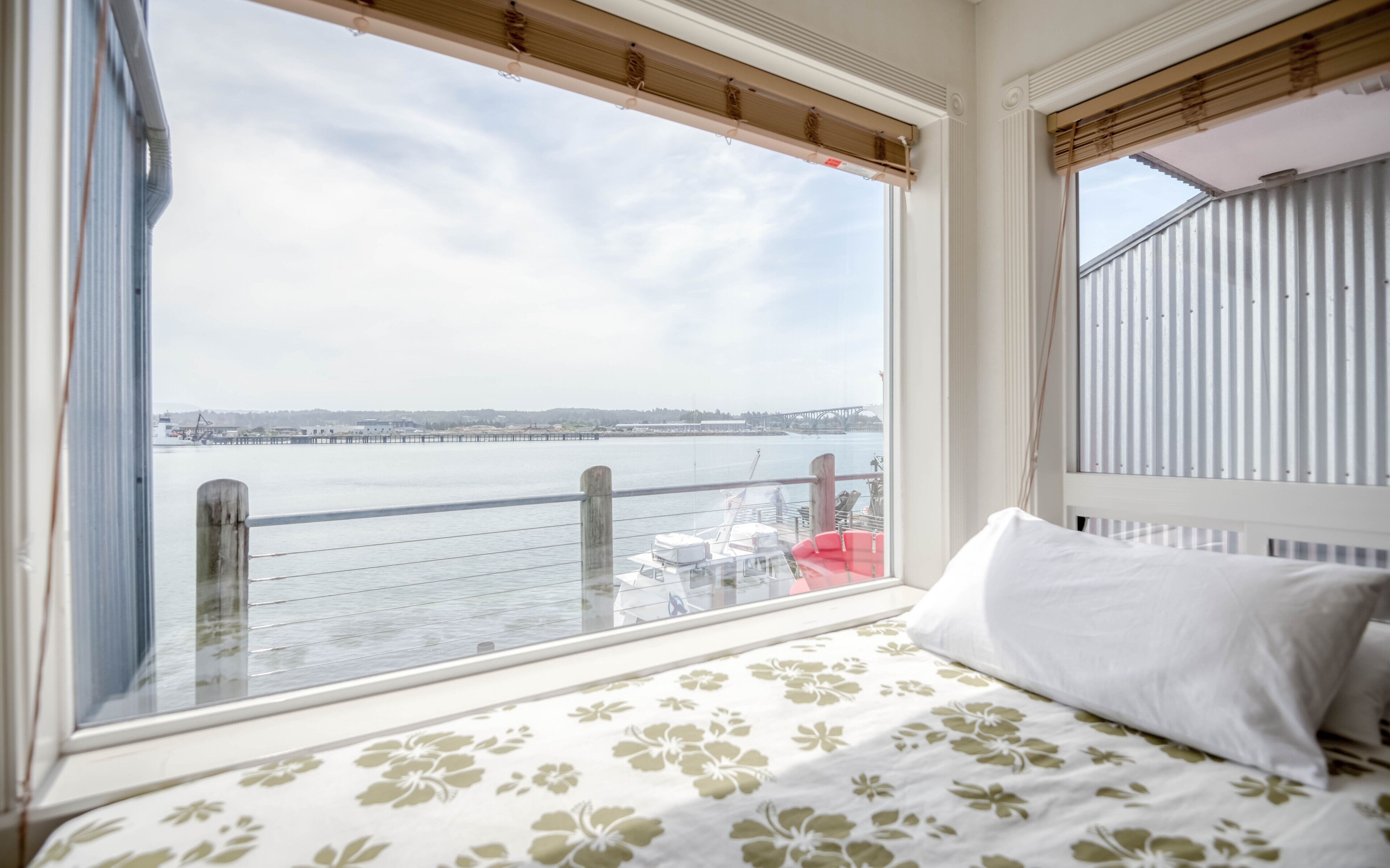 Newport Bayfront Studio With Fireplace Has Smashing Views! - 紐波特