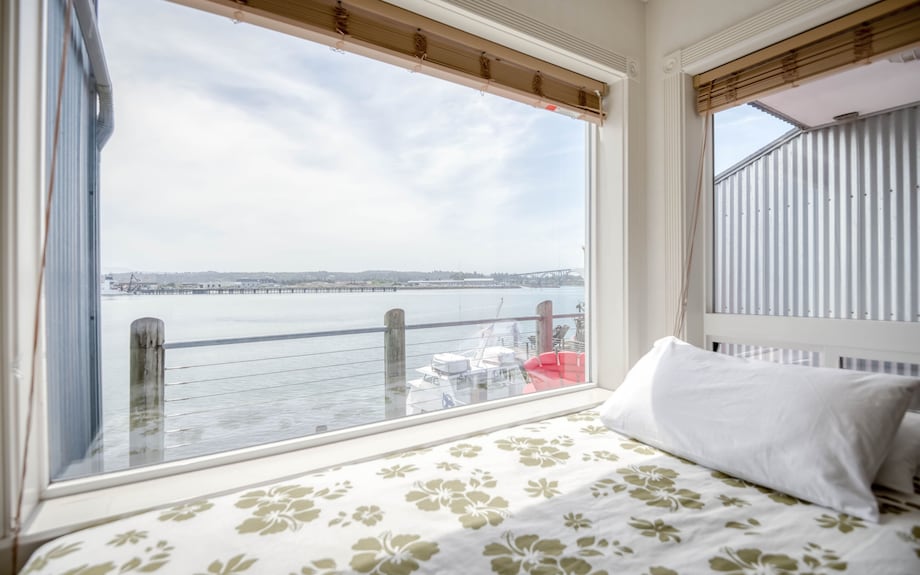 Newport Bayfront Studio With Fireplace Has Smashing Views! - 紐波特