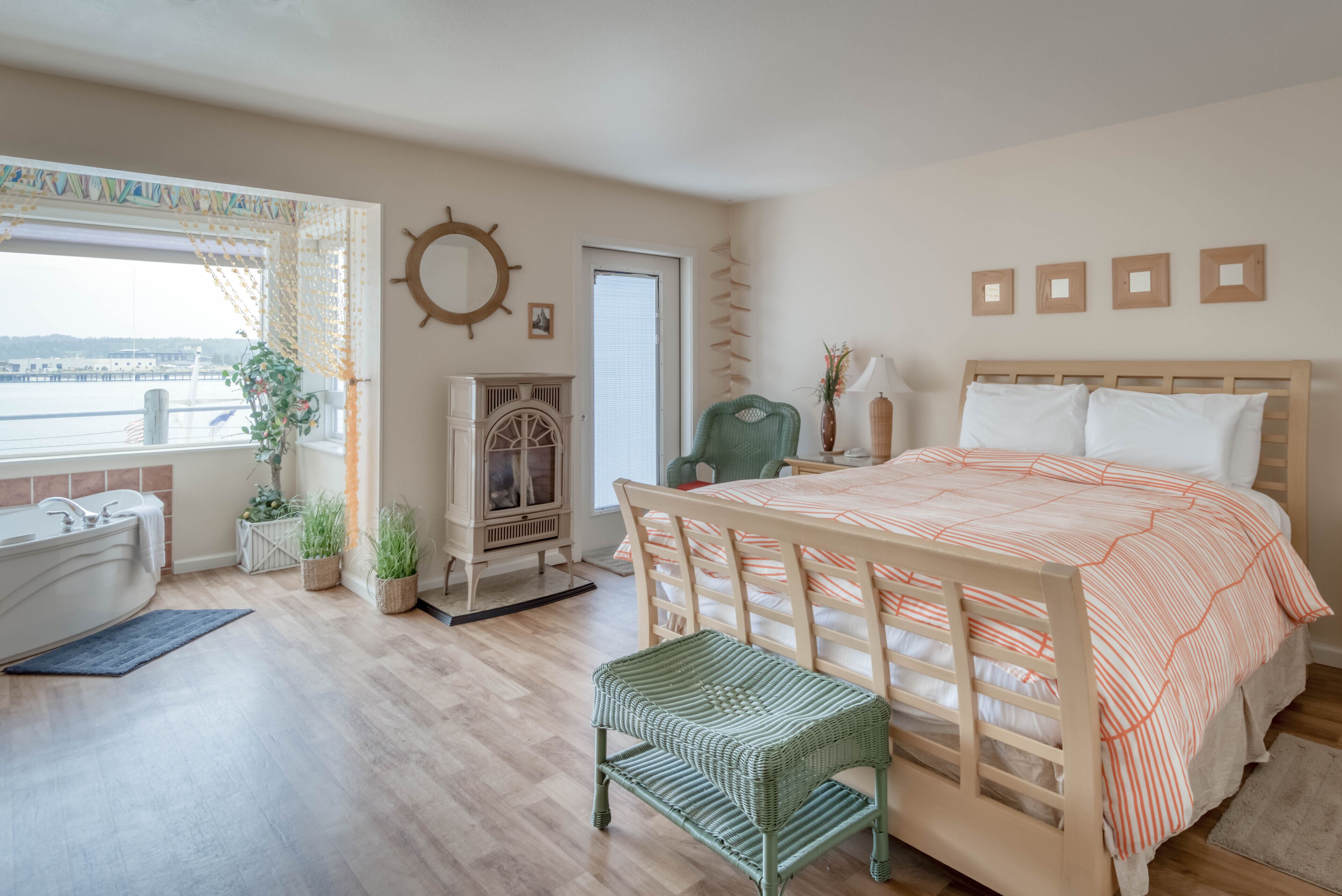 Romantic Studio In Newport Bayfront, Ocean Views, Spa Tub, Fireplace, Deck - Newport, OR