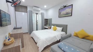 Quarto Triplo Económico | 1 quarto, secretária, secretária adequada para computadores portáteis