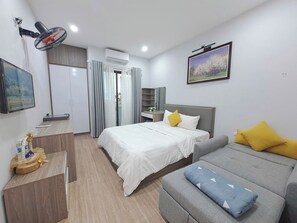Quarto Triplo Económico | 1 quarto, secretária, secretária adequada para computadores portáteis 