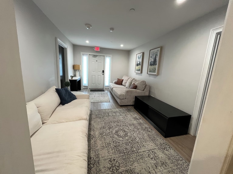 Entire 7br 5ba W 11 Beds Near I-26 & I-526 W Full Kitchen - Sleeps 20 - Unit F - North Charleston, SC