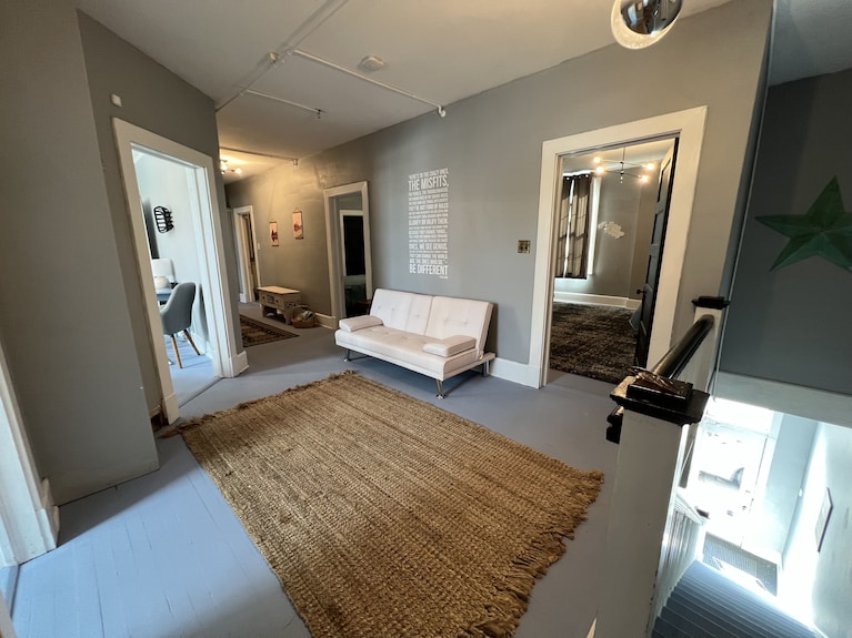 Charming Newly Remodeled 1890s, 3bd, 1ba Downtown Bedford Loft - Virginia