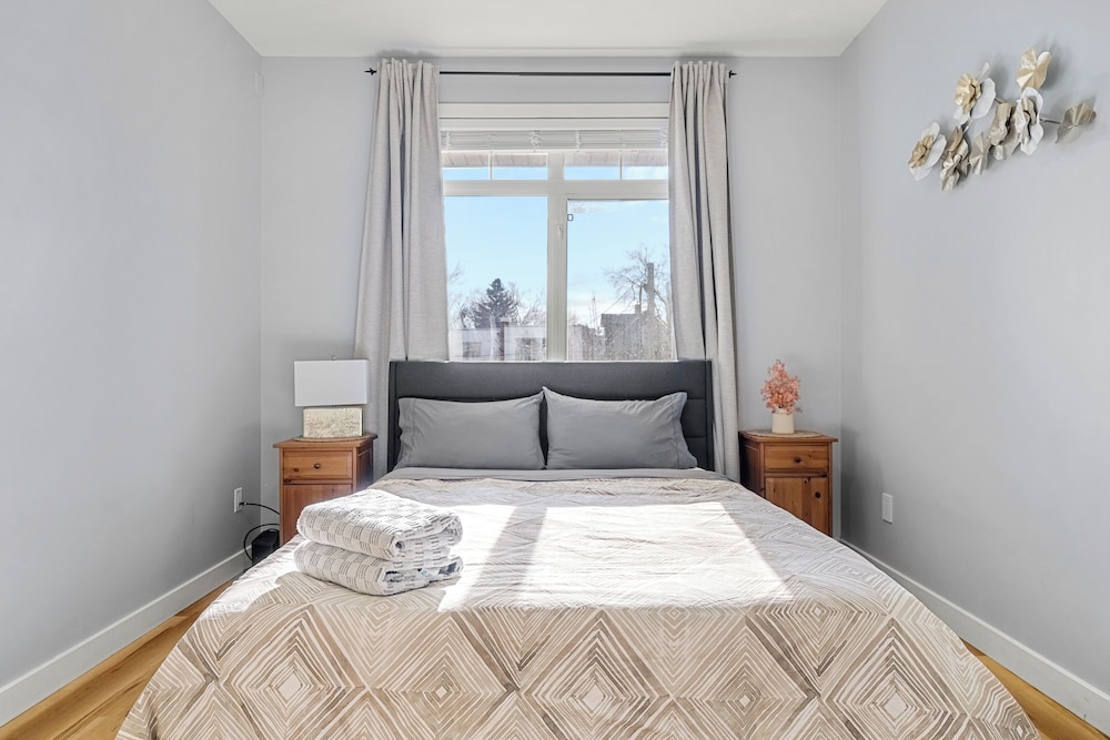 2 Beds, Downtown River Condo: Ac, Near Saddledome, Free Underground Parking - Calgary