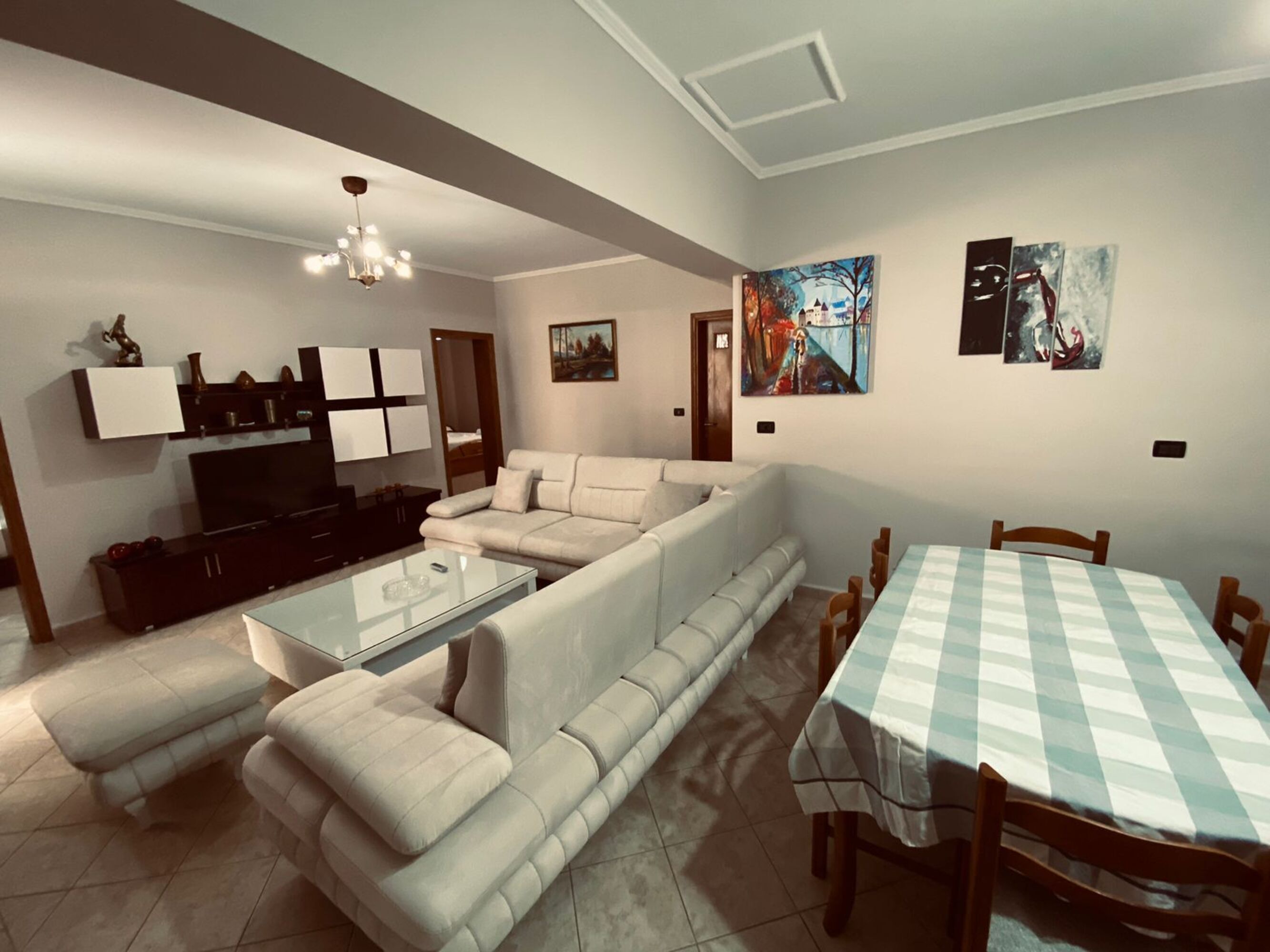 Spacious City Centre Apartment For 8 P - Saranda