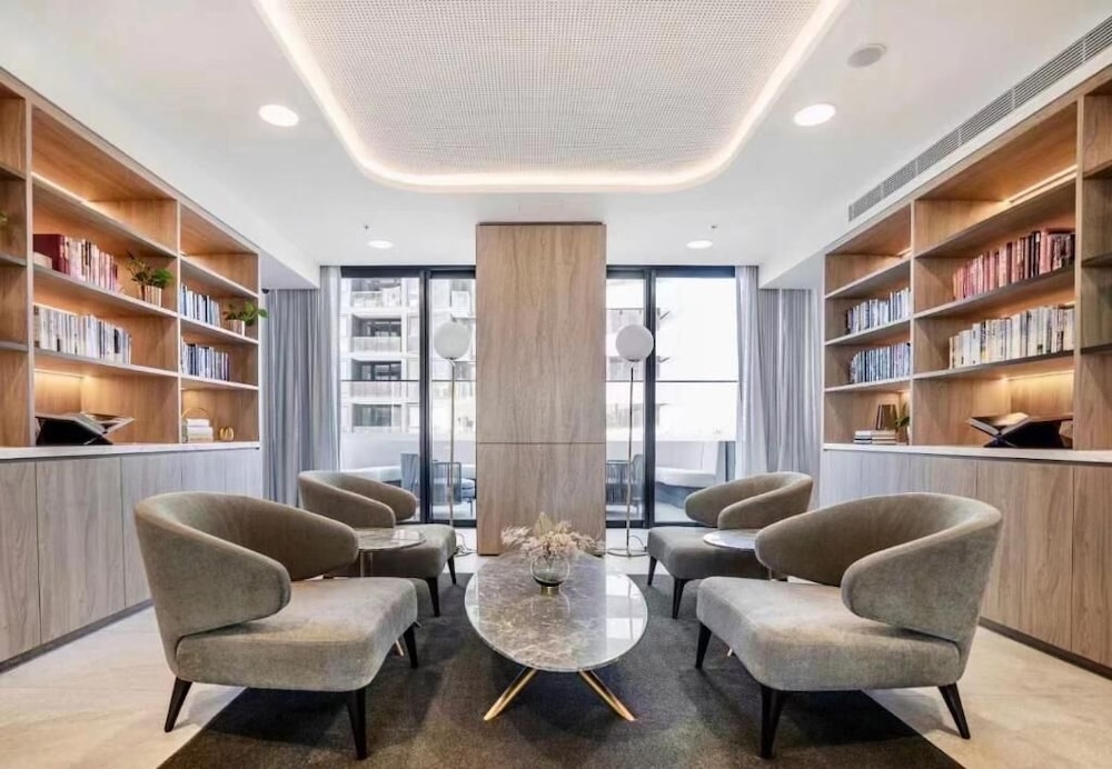 Modern Stylish 2 Bed, 2 Bath Apartment With Free Parking In Central Location - Mitcham