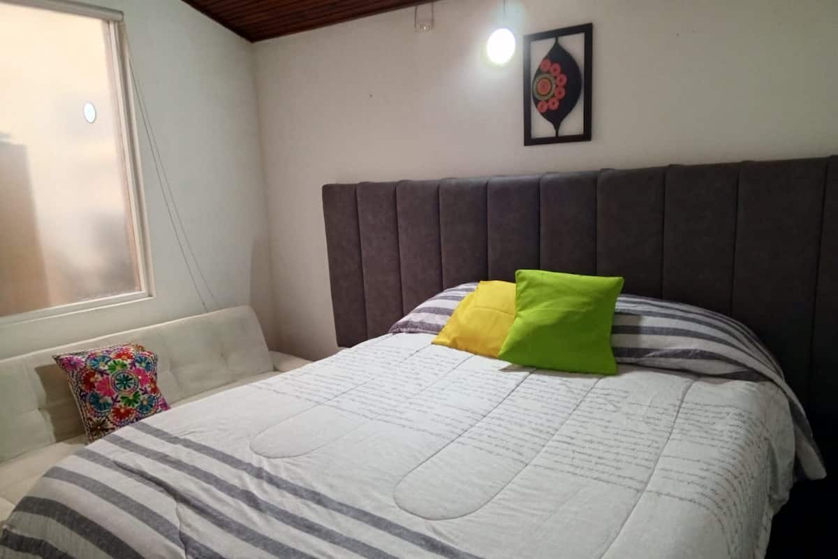 Quarto Básico | Secretária adequada para computadores portáteis, Wi-fi grátis