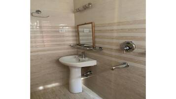 Um polibã, um chuveiro fixo, toalhas fornecidas, sabão