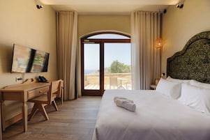 Quarto Duplo Superior, 1 cama king-size, não fumadores, vista para o mar | Roupa de alta qualidade, camas de colchão viscoelástico, minibar