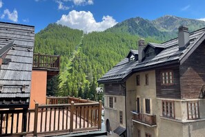 Apartamento Familiar, vários quartos (Appartamento Rochebrune 200m from Ski) | Vista para a montanha