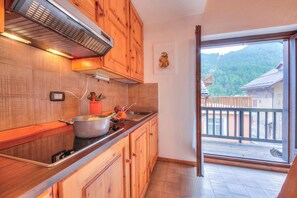 Apartamento família, vários quartos (Appartamento Rochebrune 200m from Ski) | Cozinha privada | Geladeira, cooktop, chaleira elétrica