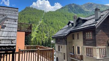Apartamento Familiar, vários quartos (Appartamento Rochebrune 200m from Ski) | Vista para a montanha