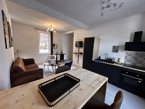 Casa Cidade | Cozinha privada | Um frigorífico/congelador grande, um micro-ondas, um forno 