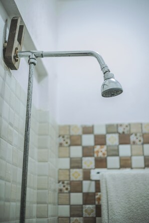 Quarto Twin Standard | Casa de banho | Um polibã, um chuveiro fixo, artigos de higiene pessoal grátis 