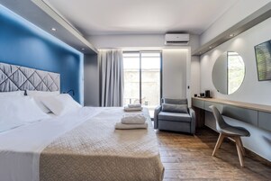 Cofres nos quartos, escrivaninha, cortinas blackout