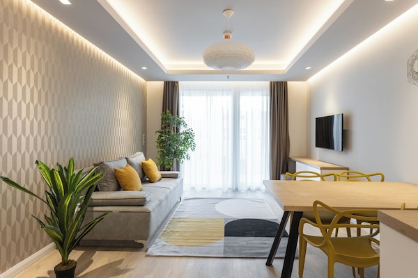 Apartamento Deluxe | Sala de estar | Smart TV de 112 cm com canais via satélite, serviços de streaming