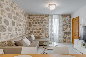 Apartamento Deluxe | Sala de estar | TV de ecrã plano 