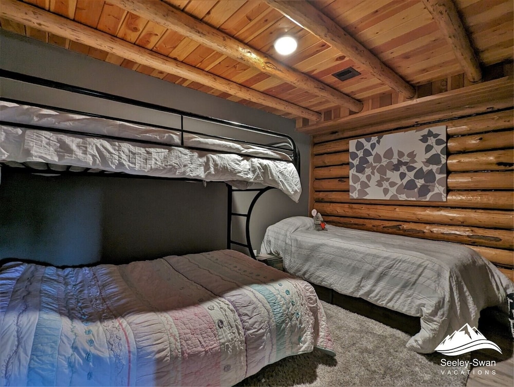 Comfortable Log Cabin W/ac ~ Downtown Seeley Lake! - Seeley Lake, MT