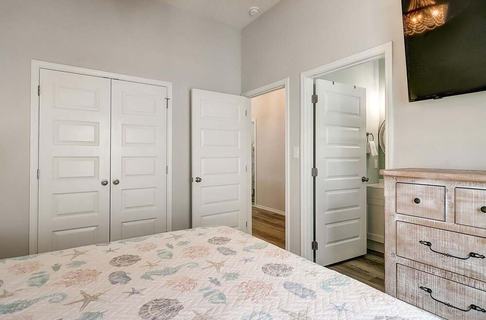 Turtle Cove! Huge Community Pool! New 3 Bedroom, 2 Bath Ocean Reef Cottage! - Rockport, TX
