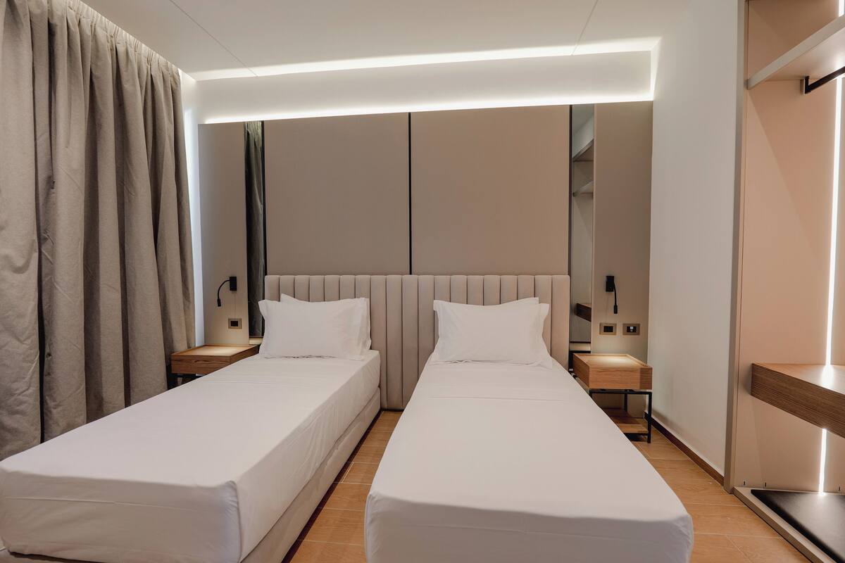 Double or Twin Room with Sea View | Roupa de alta qualidade, camas de colchão Select Comfort, minibar
