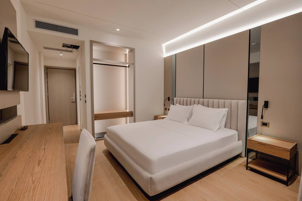 Deluxe Double Room with Sea View | Roupa de alta qualidade, camas de colchão Select Comfort, minibar