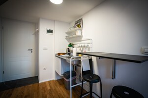 Minifrigorífico, uma chaleira elétrica, utensílios de cozinha 