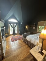 Quarto, 1 cama King, lareira, vista para o rio | 1 quarto, ferros/tábuas de passar roupa, Wi-Fi de cortesia