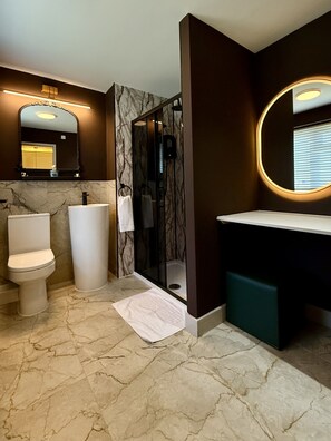 Quarto Duplo Deluxe, casa de banho anexa, vista para o jardim | Casa de banho