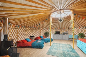 Tenda de Luxo, várias camas, não fumadores, banheira de hidromassagem grande | Com decoração personalizada, com mobília individualizada 
